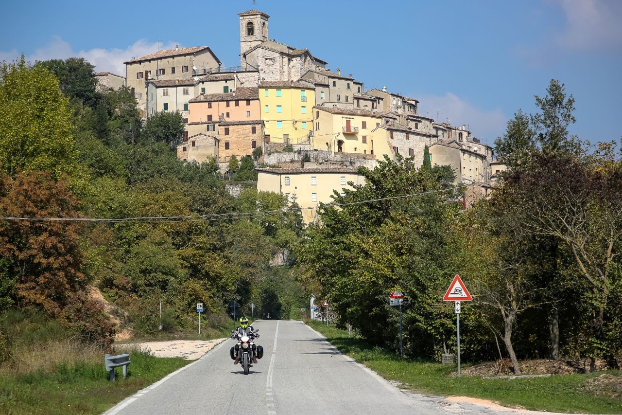 marche Arcevia castelli itinerari in moto | Dueruote