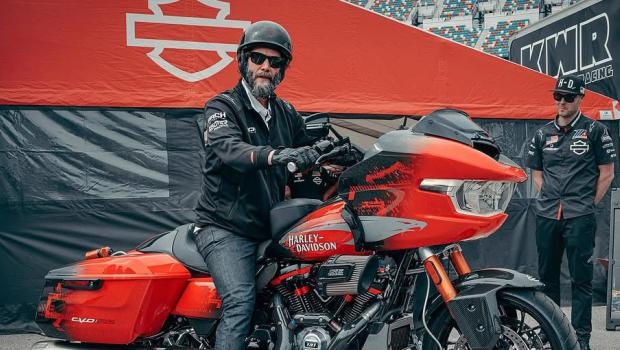 Keanu Reeves e la Harley-Davidson da 110.000 dollari: il mito di ...