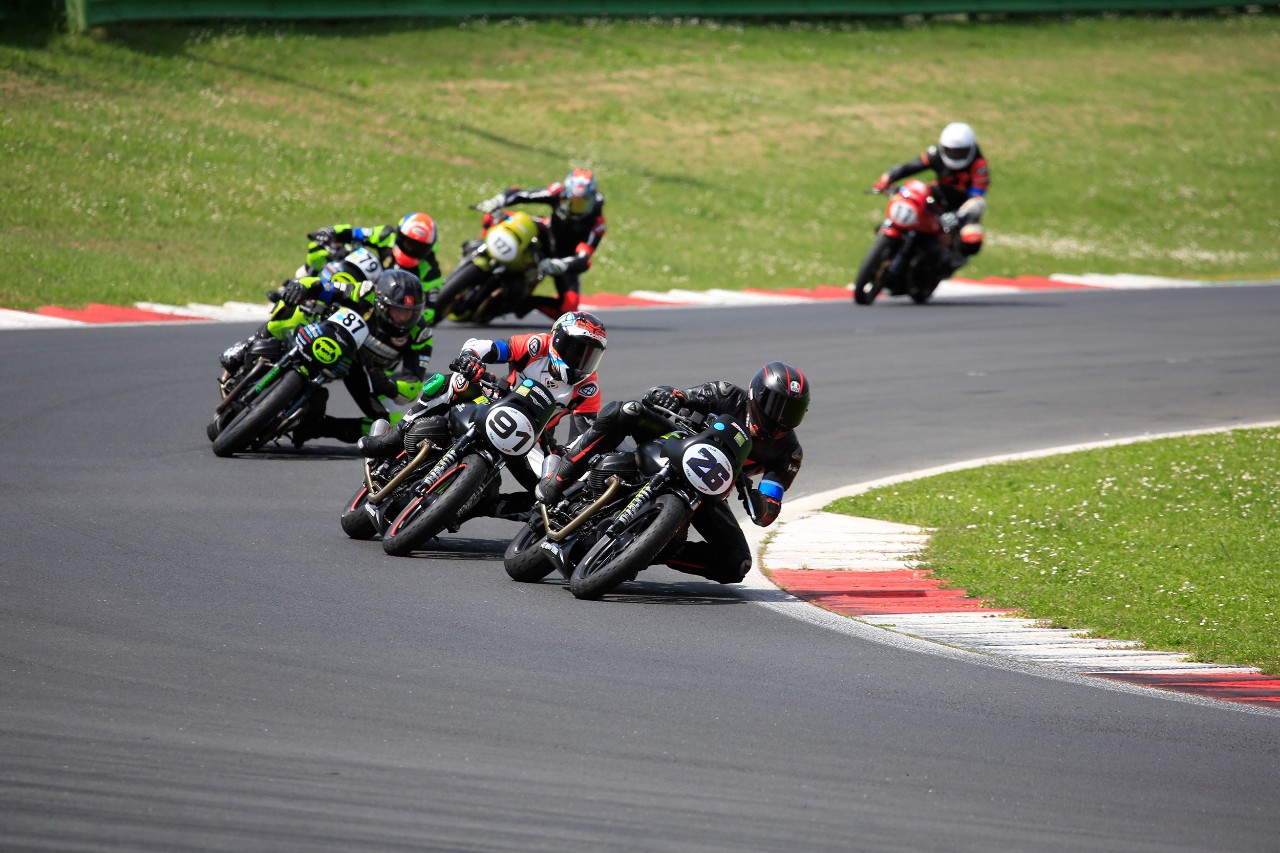 Partito a Vallelunga il Trofeo Moto Guzzi Fast Endurance 2025 | Dueruote