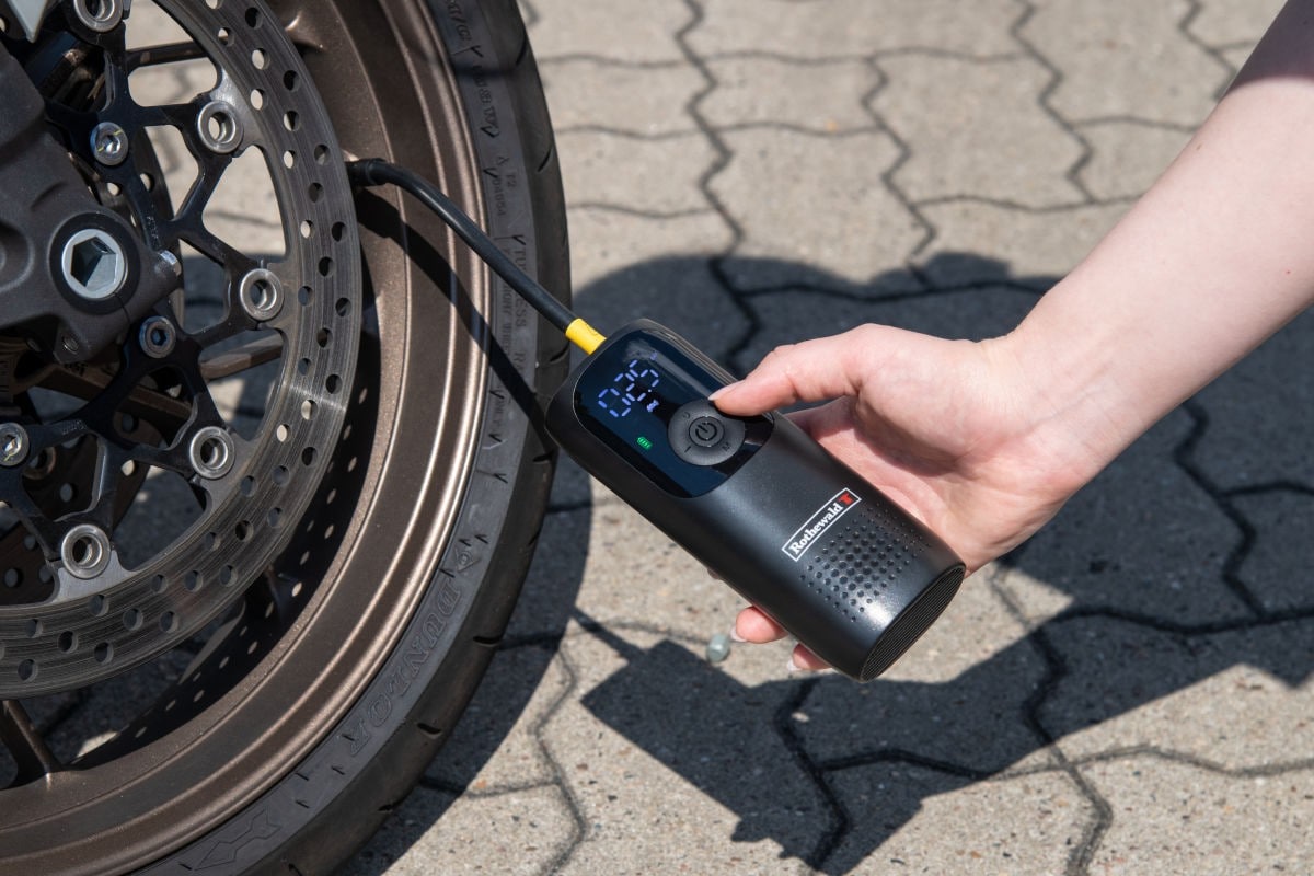 Quando si va in giro in moto, una pompa può sempre far comodo: ecco l ...