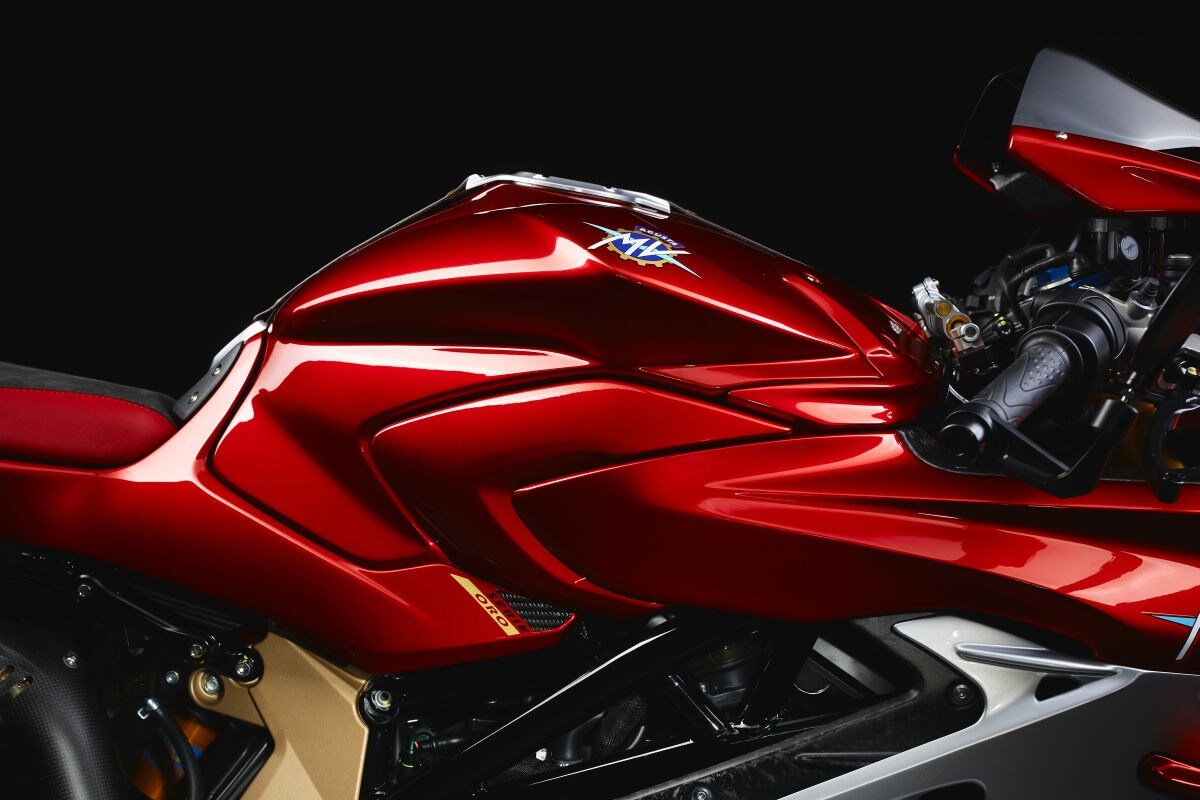 MV Agusta Superveloce 1000 Serie Oro: la moto della svolta +VIDEO+ ...