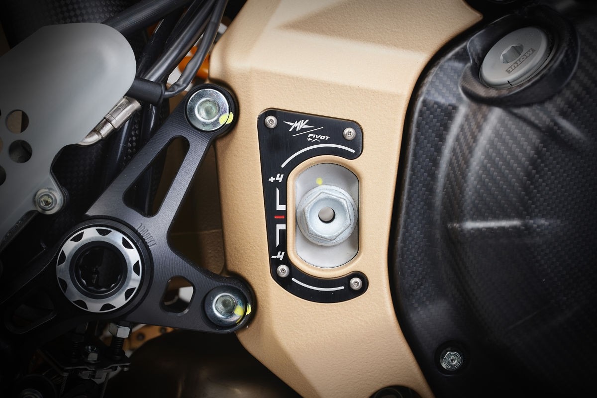 MV Agusta Superveloce 1000 Serie Oro: la moto della svolta +VIDEO+ ...