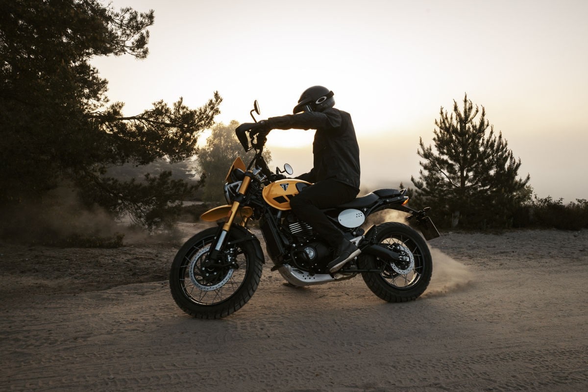 Triumph Scrambler 400 XC 2025: prezzo, scheda tecnica e quando arriva ...