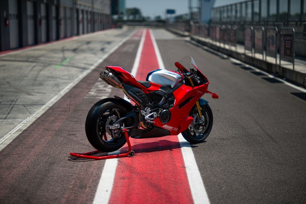 Ducati Panigale V4 R 2026: la superbike stradale da 330 km/h | Dueruote