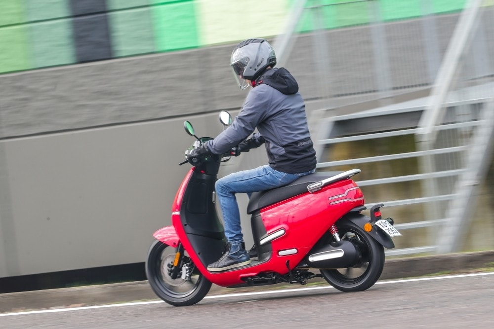 Il nuovo test dello scooter elettrico horwin ek3 - il prezzo e i dati ...