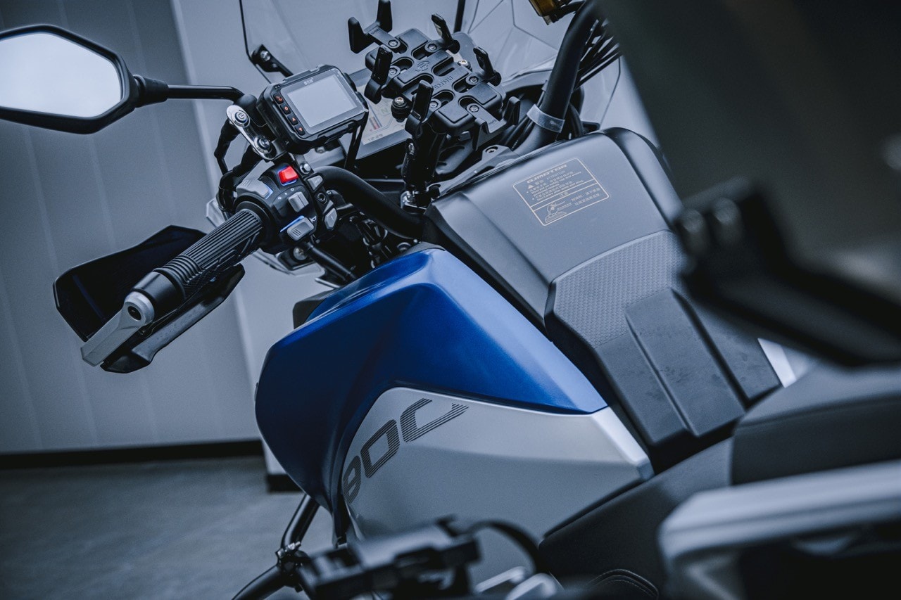 QJ Motor SRT 800 e 800 X: come vanno, le caratteristiche e i prezzi ...