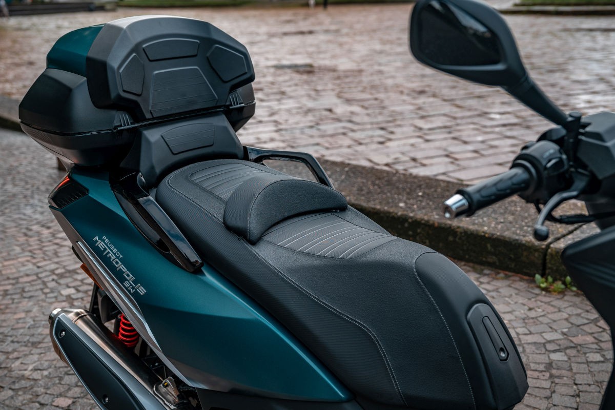 Stavolta Peugeot ha davvero esagerato e ha inventato lo scooter station ...