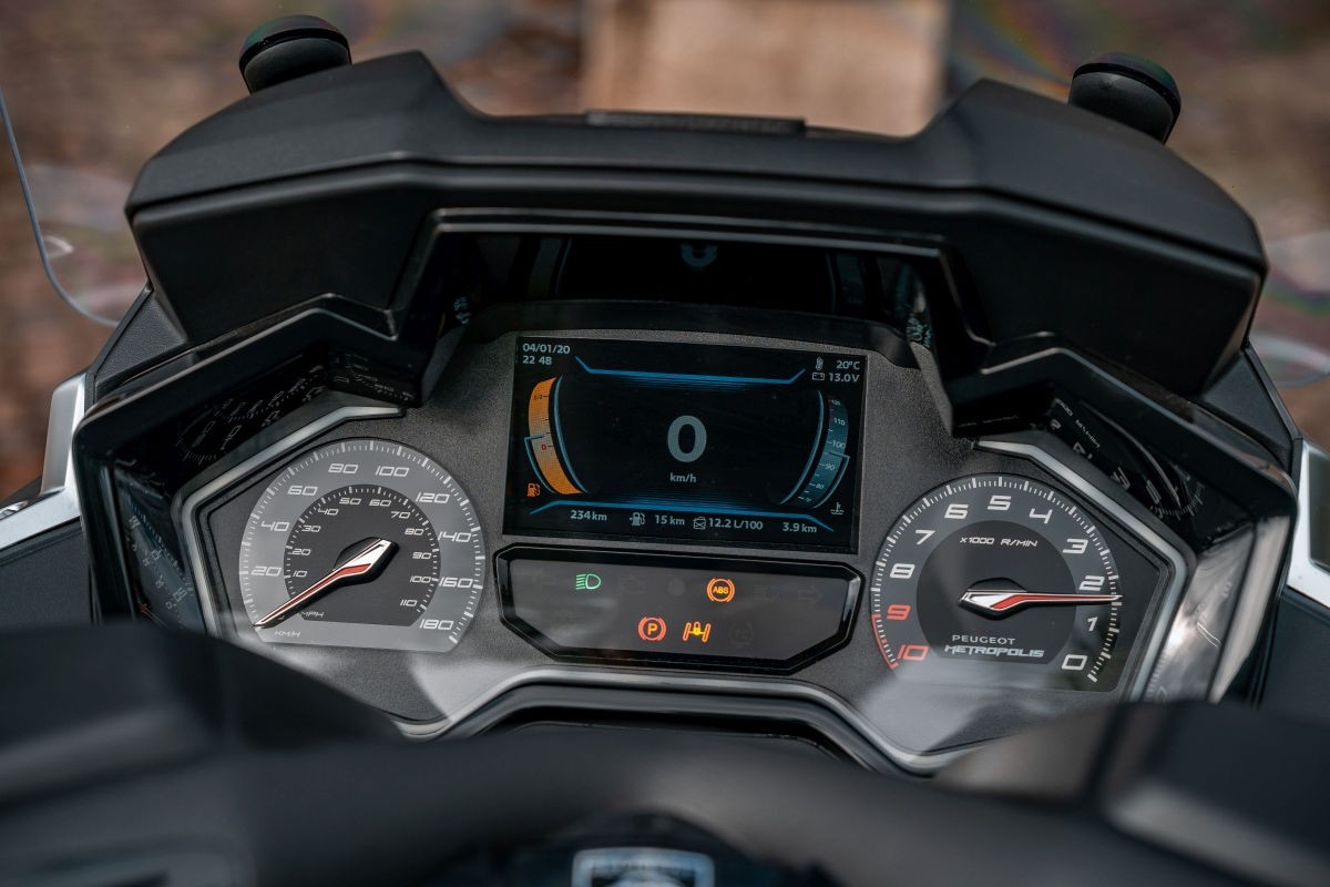 Stavolta Peugeot ha davvero esagerato e ha inventato lo scooter station ...