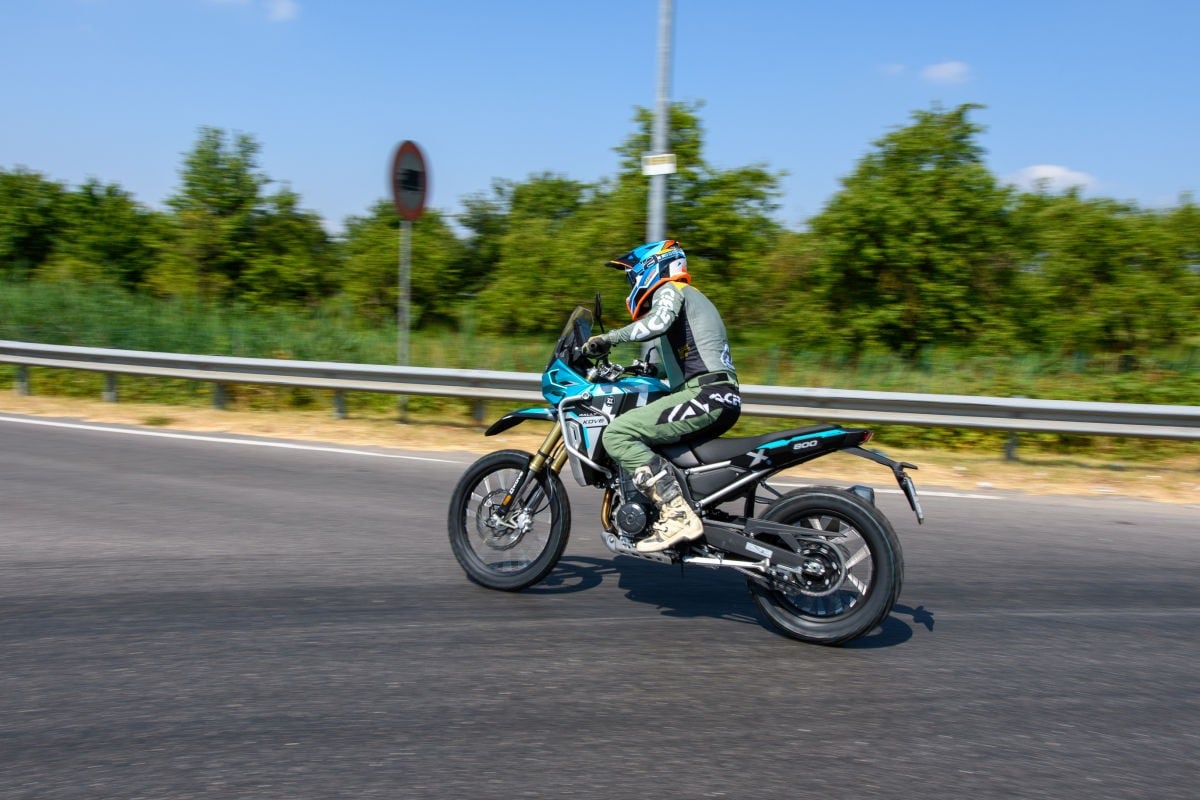 Kove 800 X Rally prova: leggerezza estrema per l'adventure cinese da 95 ...