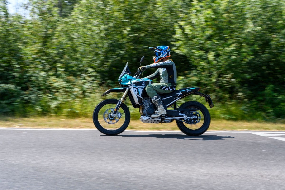 Kove 800 X Rally prova: leggerezza estrema per l'adventure cinese da 95 ...