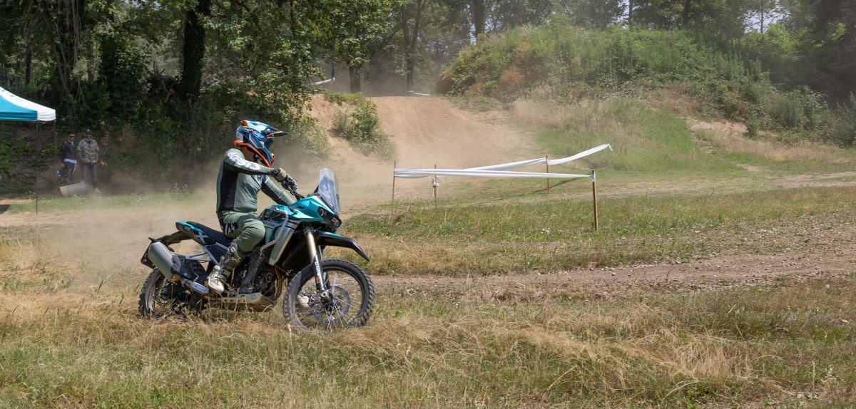 Kove 800 X Rally prova: leggerezza estrema per l'adventure cinese da 95 ...