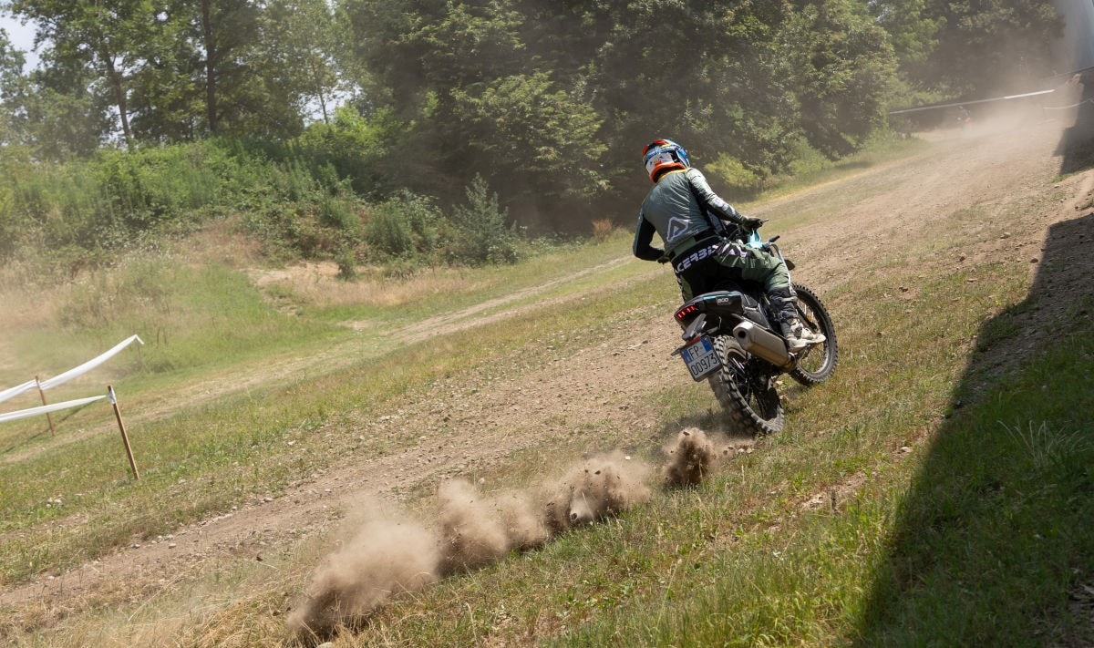 Kove 800 X Rally prova: leggerezza estrema per l'adventure cinese da 95 ...