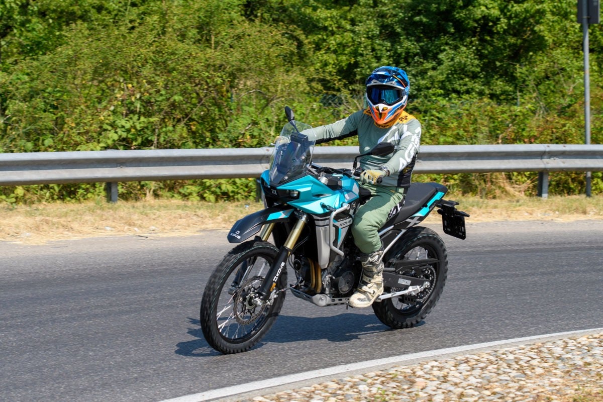 Kove 800 X Rally prova: leggerezza estrema per l'adventure cinese da 95 ...