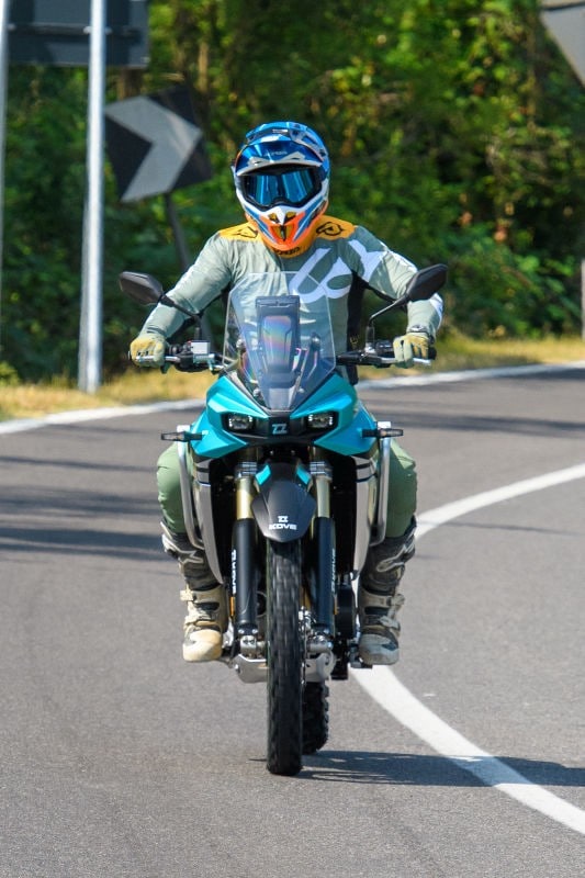 Kove 800 X Rally prova: leggerezza estrema per l'adventure cinese da 95 ...