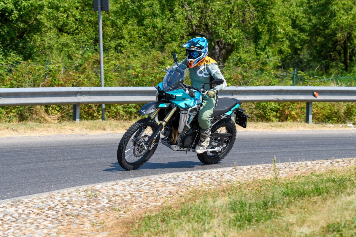Kove 800 X Rally prova: leggerezza estrema per l'adventure cinese da 95 ...