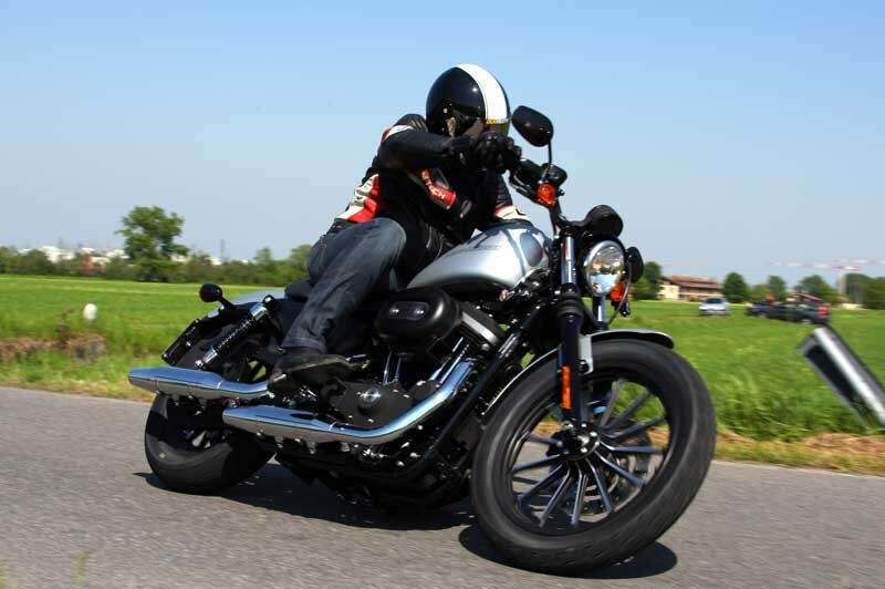 H-D 883 Iron: la dark custom | Dueruote