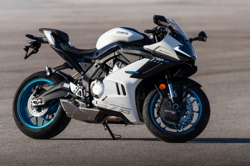 CFMOTO naked e sportiva: 675 NK e 675 SR-R. La loro forza non è (solo) il prezzo | Dueruote