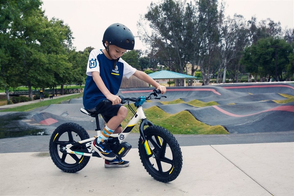Husqvarna lancia due “balance bike” ad assistenza elettrica | Dueruote