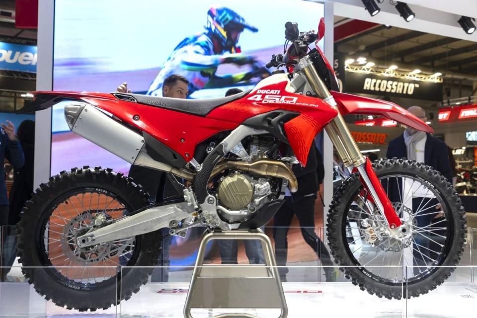 Ducati a EICMA 2025 presenta la Desmo250 MX e la Desmo450 Enduro | Dueruote