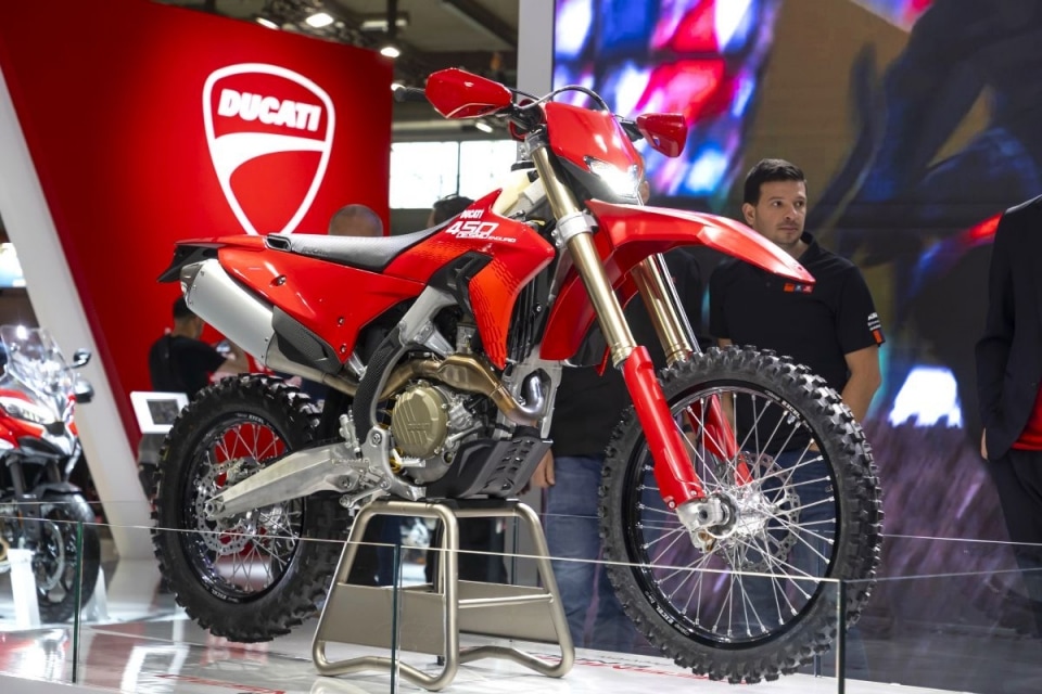 Ducati a EICMA 2025 presenta la Desmo250 MX e la Desmo450 Enduro | Dueruote