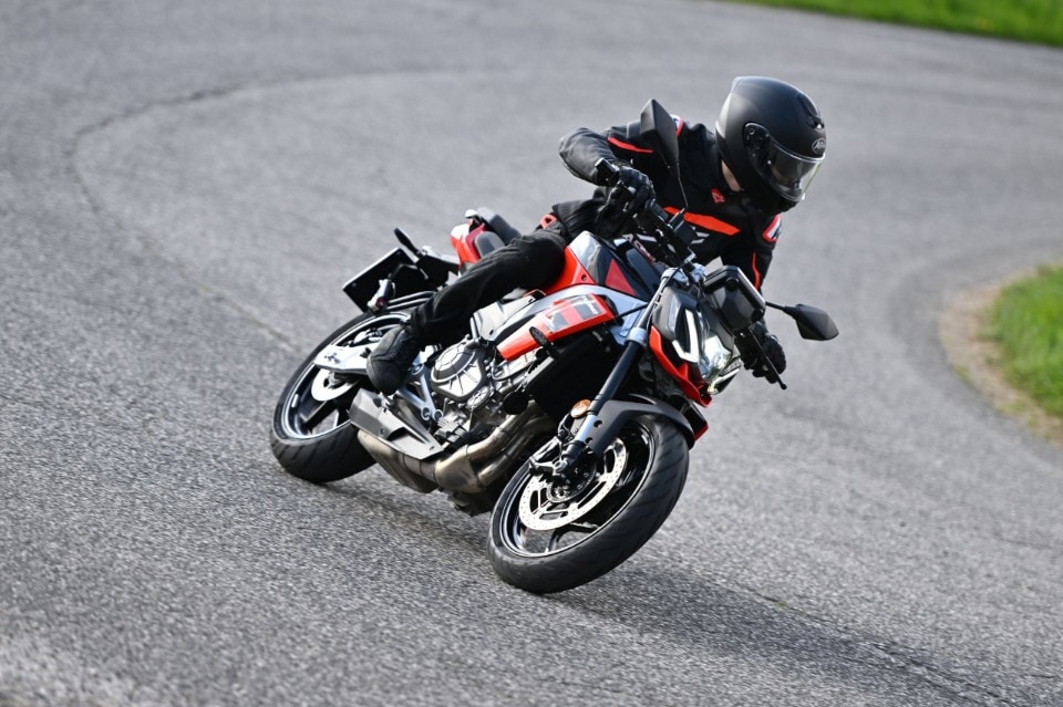 Aprilia Tuono 457: bella guida, velocità e prezzo giusto - Anteprima, Prova e Foto - Dueruote