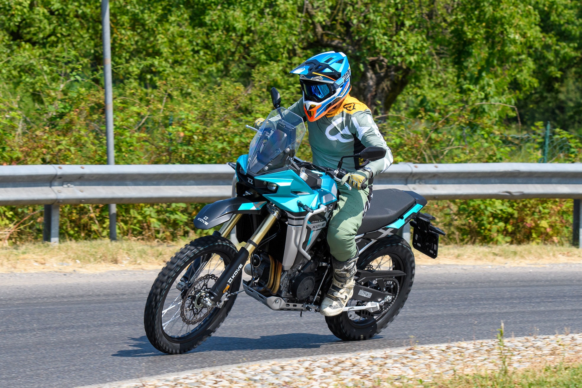 Kove 800 X Rally prova: leggerezza estrema per l'adventure cinese da 95 ...