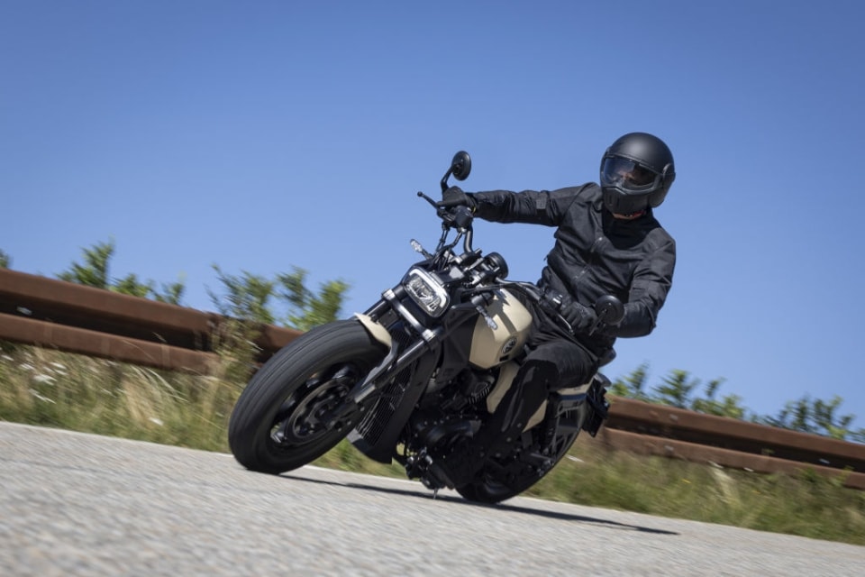 Benelli Leoncino Bobber 400: il test, come va, quanto costa, pregi e ...