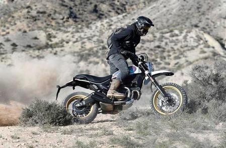 Ducati Scrambler Desert Sled. Un tuffo nel passato con lo sguardo al ...