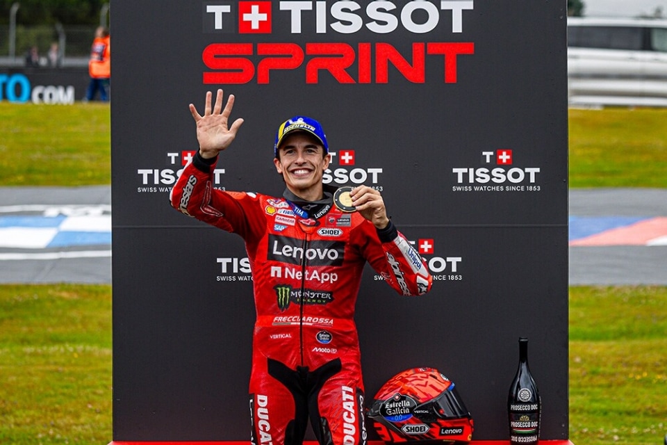Marc Marquez uber alles: al Sachsenring si aggiudica la Sprint Race | Dueruote
