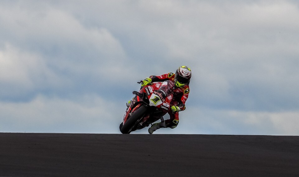 WorldSBK: Bautista sfata il mito di Donington e vince gara 1 | Dueruote